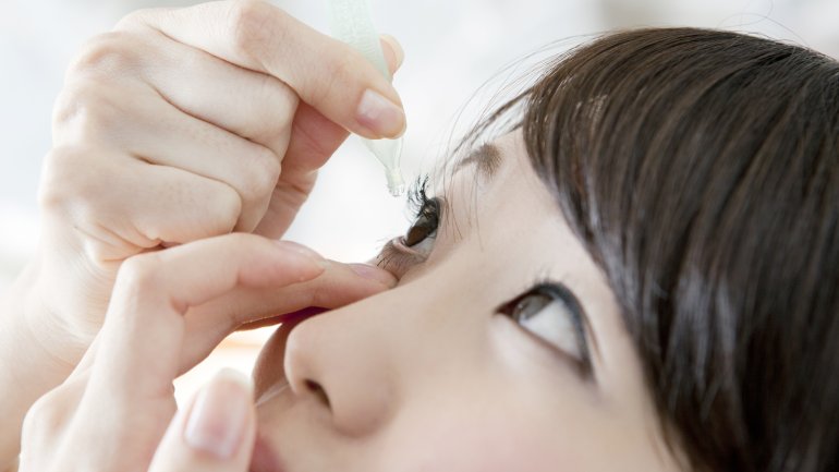 Augentropfen und Augensalbe: Tipps zur richtigen Anwendung