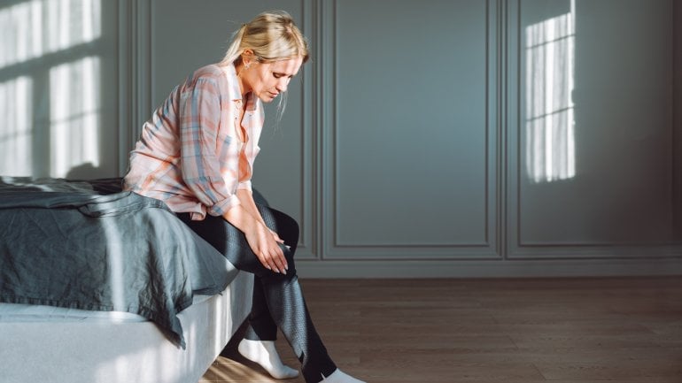 Thrombose: 8 Symptome für ein Blutgerinnsel im Bein