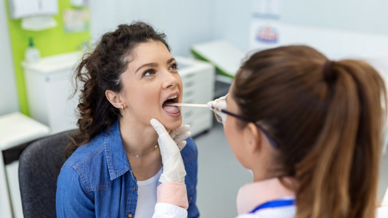 Mandelsteine (Tonsillensteine): Symptome & Entfernung