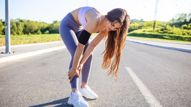 Muskelfaserriss: Symptome, Behandlung und Dauer